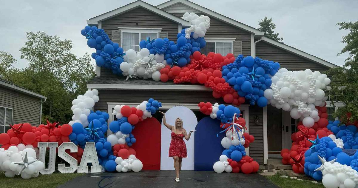 Lake in the Hills home festooned with balloons for the Fourth – Shaw Local