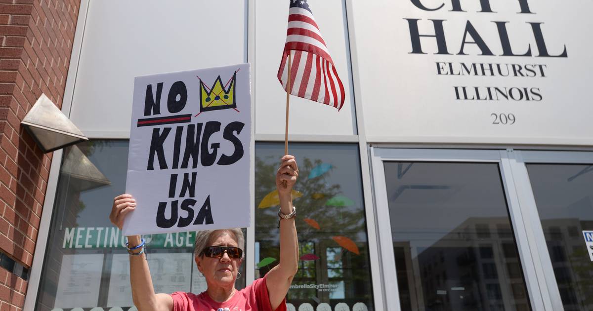 Photos: No Kings Protest in Elmhurst – Shaw Local