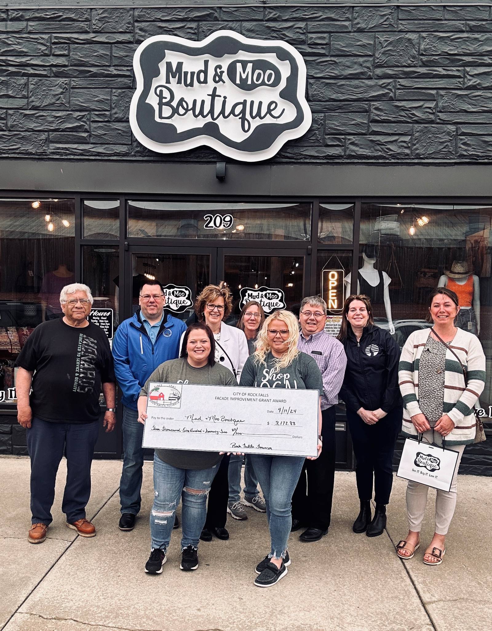 Mud & Moo receives check for facade improvements – Shaw Local