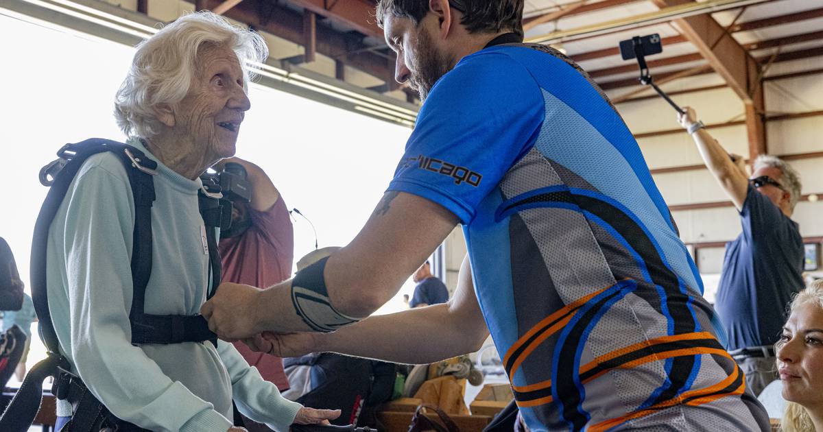 Photos: 104-year-old Dorothy Hoffner sets skydiving record in Ottawa ...