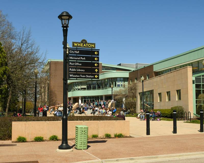 Photos: Solar eclipse viewing at the Wheaton Public Library – Shaw Local