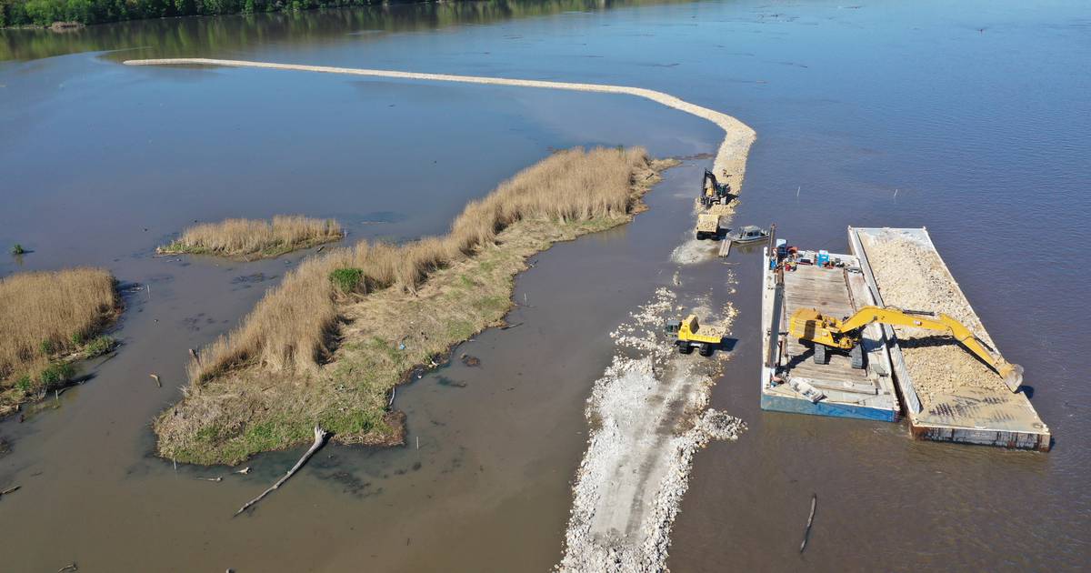 Photos: Crews near completion of $5-10M Starved Rock breakwater project ...