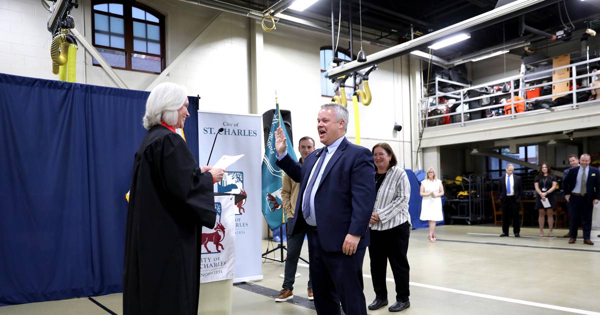 Photos: St. Charles swears in Clint Hull as mayor – Shaw Local
