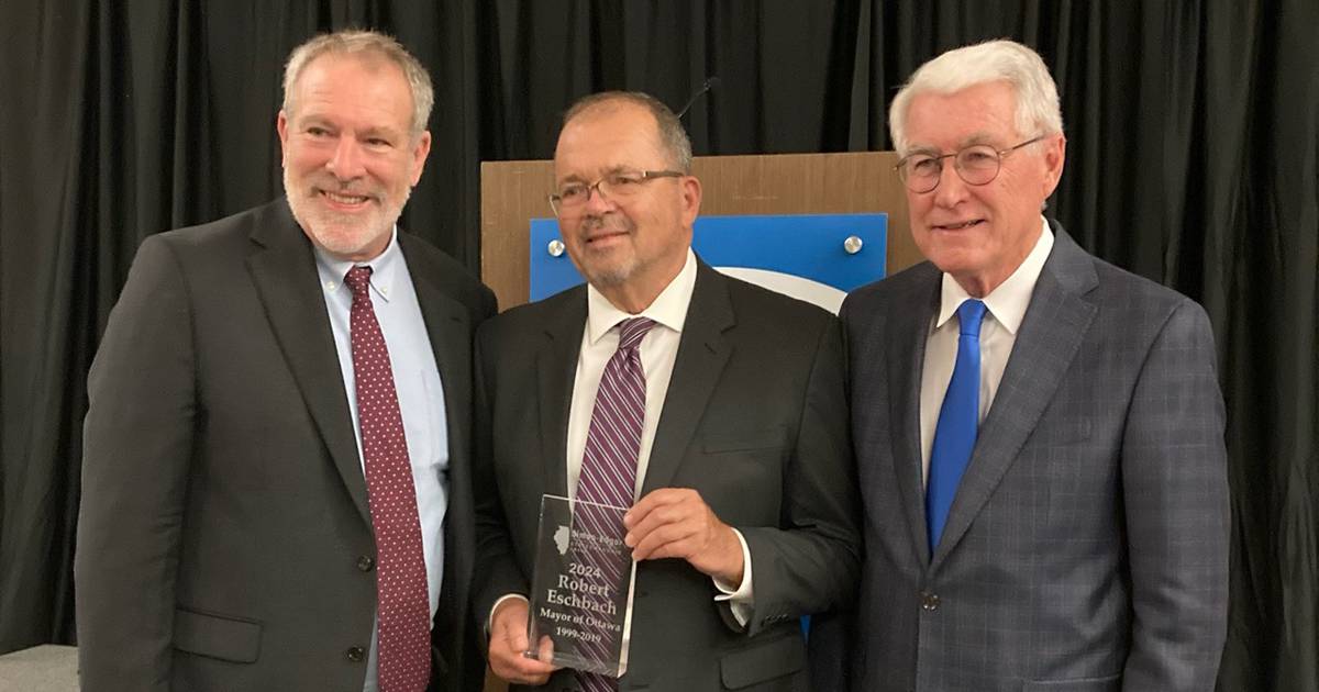 Bob Eschbach receives Simon-Edgar Statesmanship Award – Shaw Local