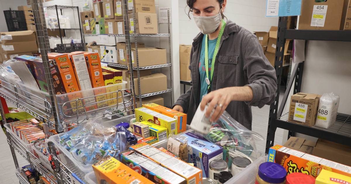 Photos: Barb Food Mart helps DeKalb parents in need – Shaw Local