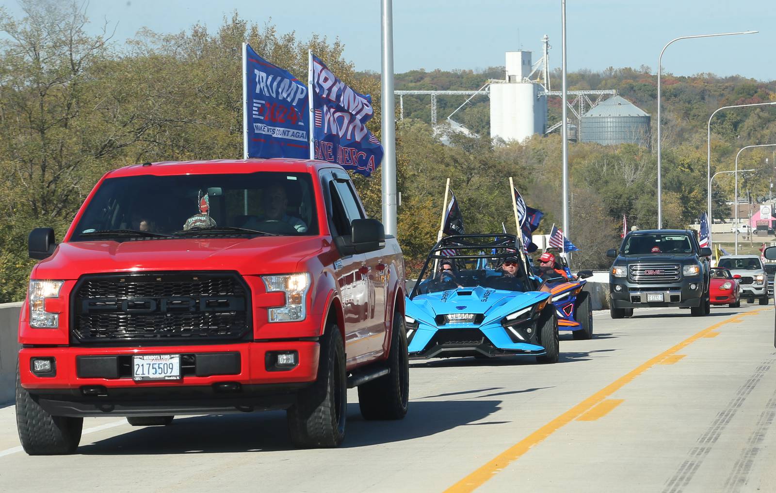 Photos: Trump Caravan drives through Illinois Valley towns – Shaw Local