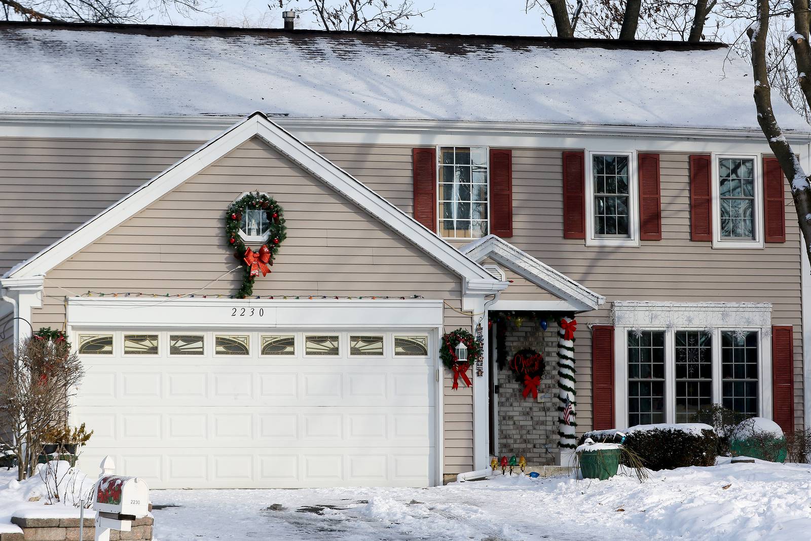 Firefighter suffers minor injuries in response to Algonquin structure ...