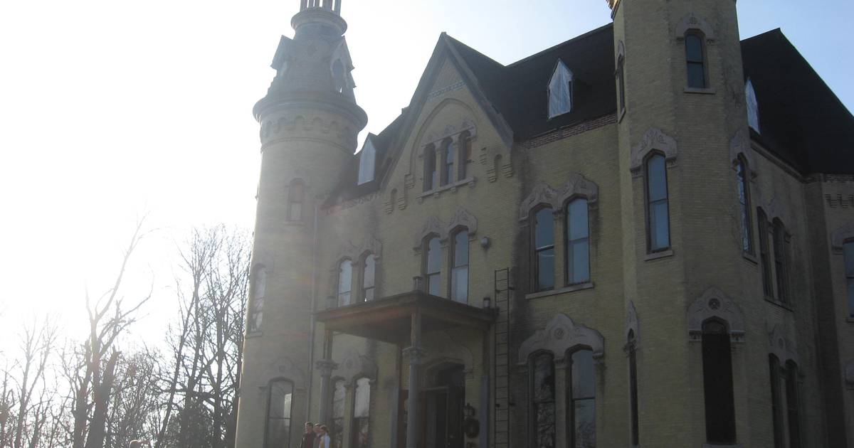 Hundreds eager to see historical Dunham Castle – Shaw Local