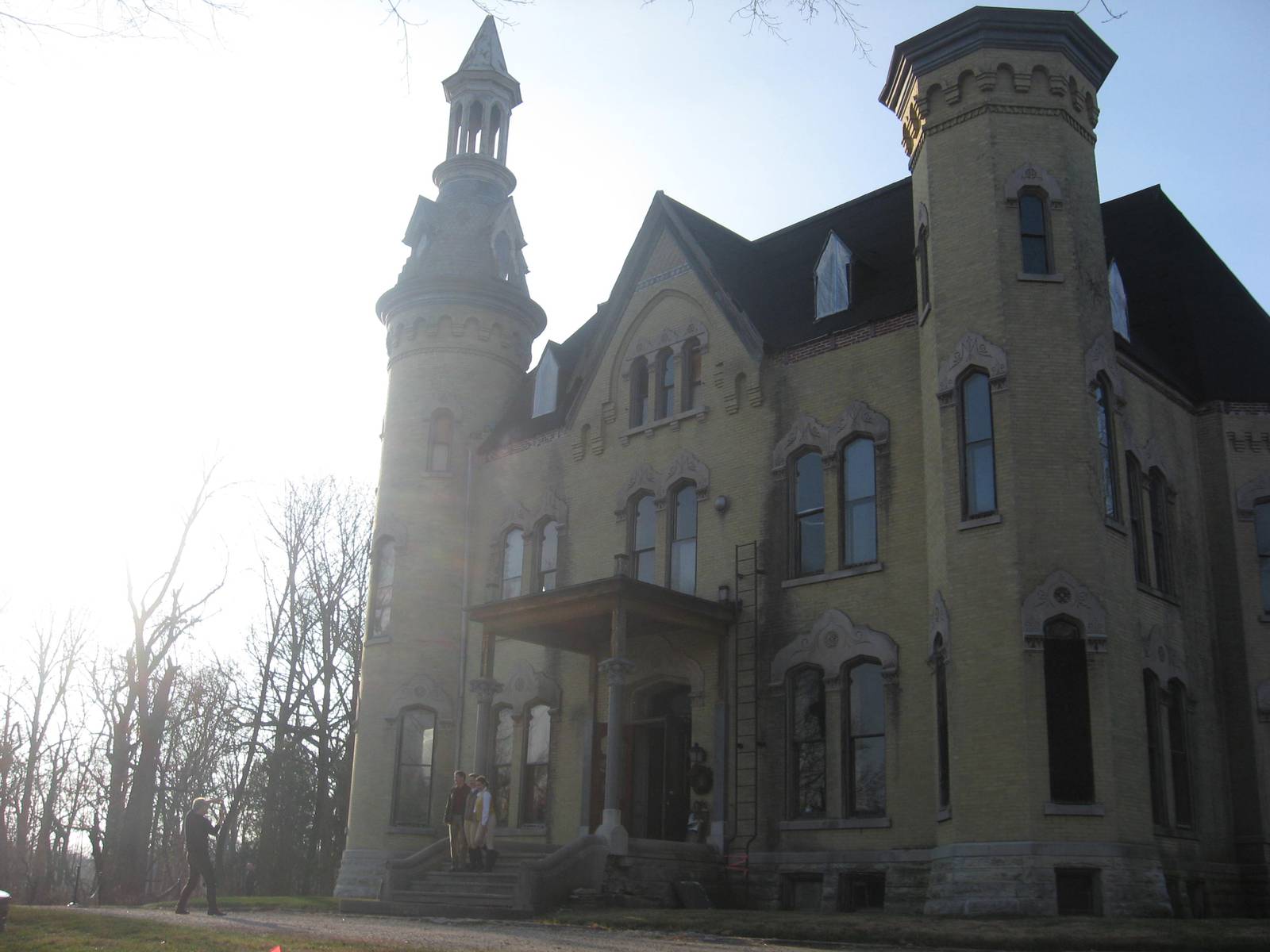 Hundreds eager to see historical Dunham Castle – Shaw Local