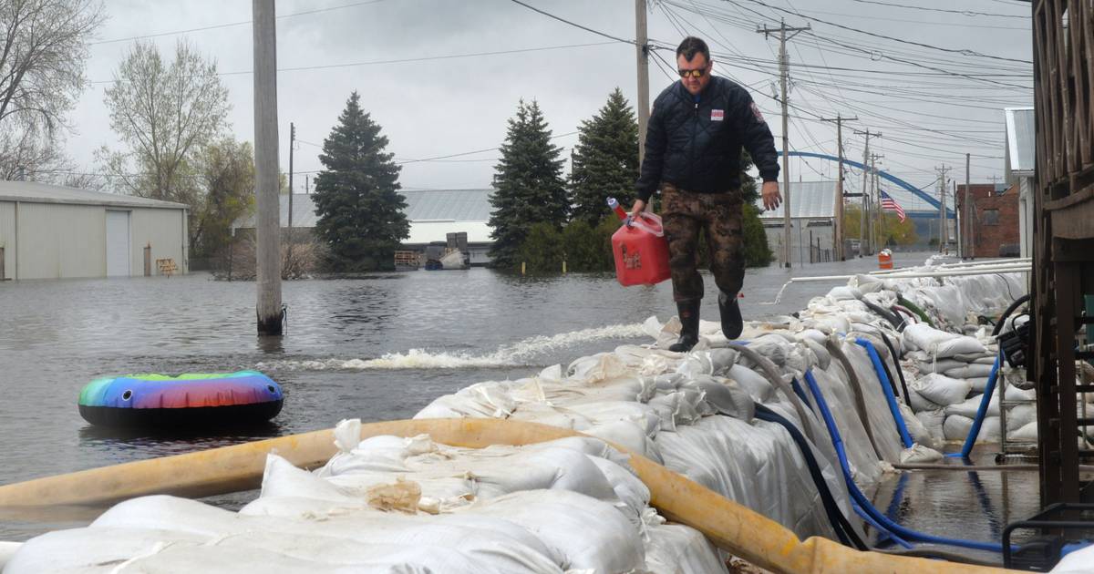 Firefighters busy keeping pumps fueled as Mississippi River crests in ...