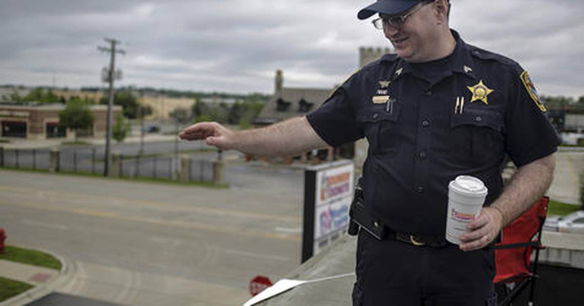 Area cops sit on Dunkin' Donuts roofs to support Illinois Special ...