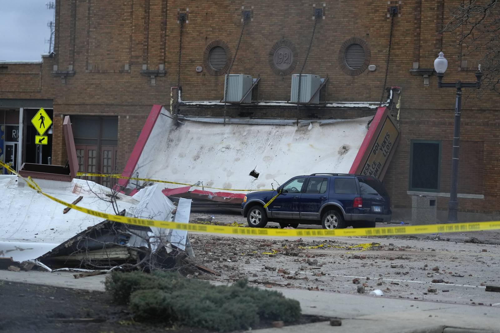 Photos: Daylight aftermath of Apollo Theatre collapse – Shaw Local