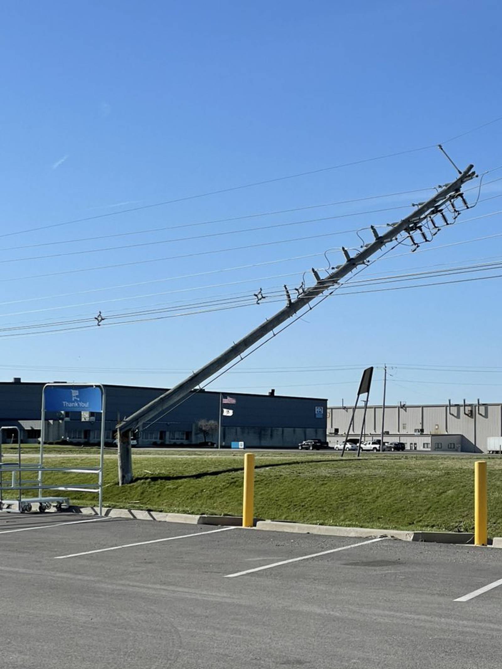 Power outage in Peru: Snapped utility pole on Route 251 closes stores ...