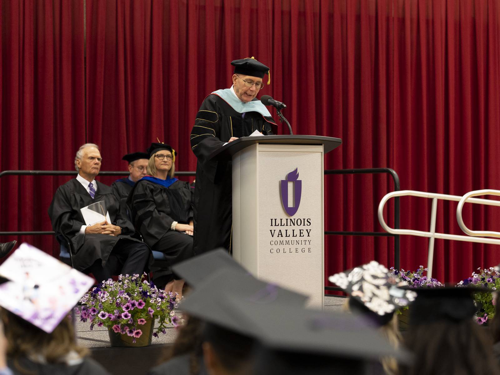 Retiring IVCC president challenges graduates to ‘be kind’ – Shaw Local