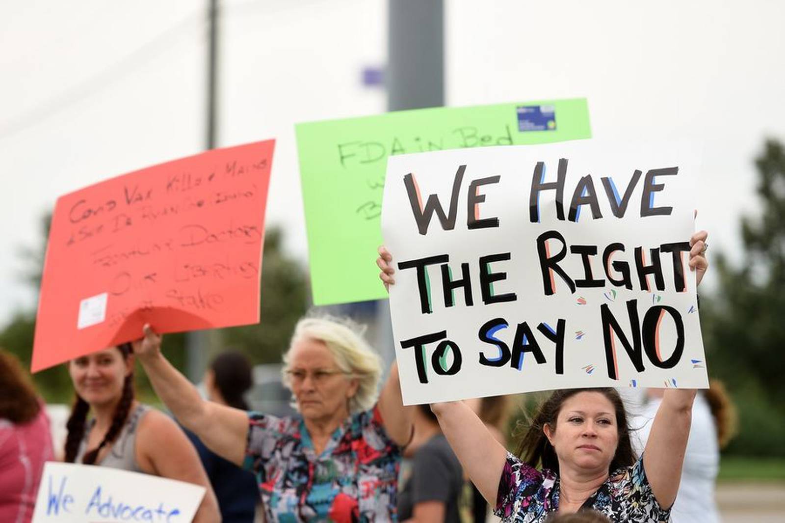 Nurses, protesters rally against hospital vaccine mandate in Elgin ...