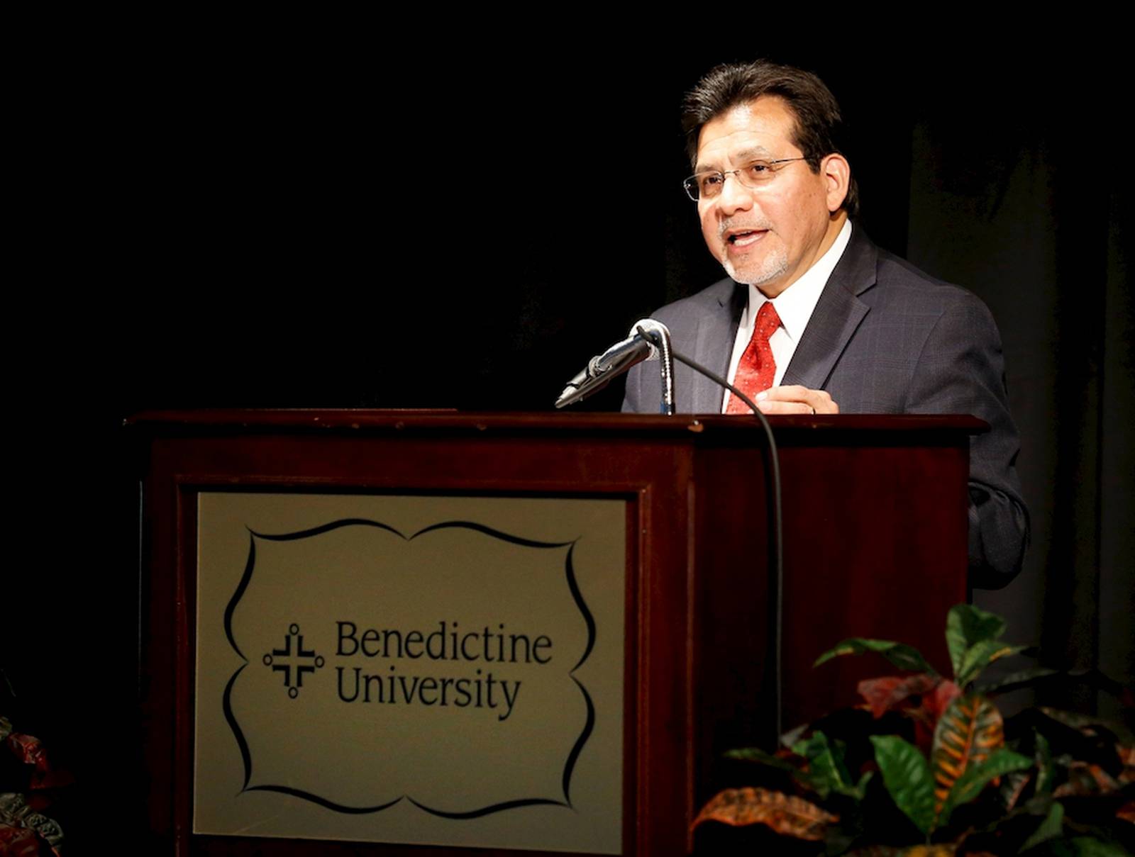 Embattled former Attorney General Alberto Gonzales speaks on ethics at ...