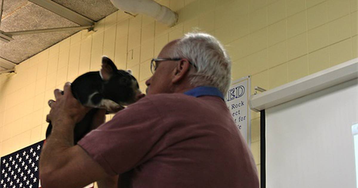H-BR students book principal’s smooch with a pig – Shaw Local