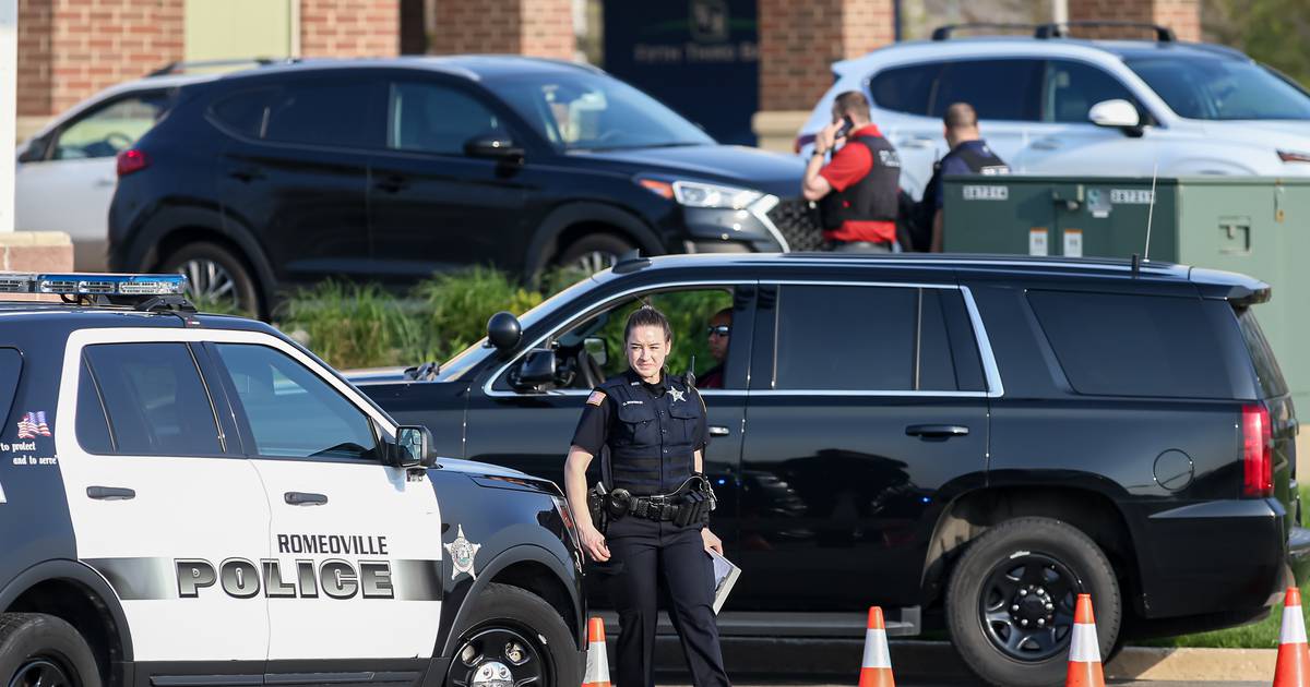 Suspect shot by police at Romeoville bank took hostages, demanded ...