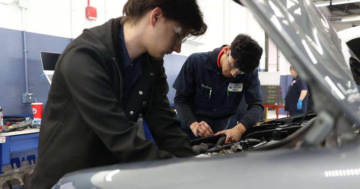 Photos: Joliet Junior College to Expand EV Automotive Program – Shaw Local