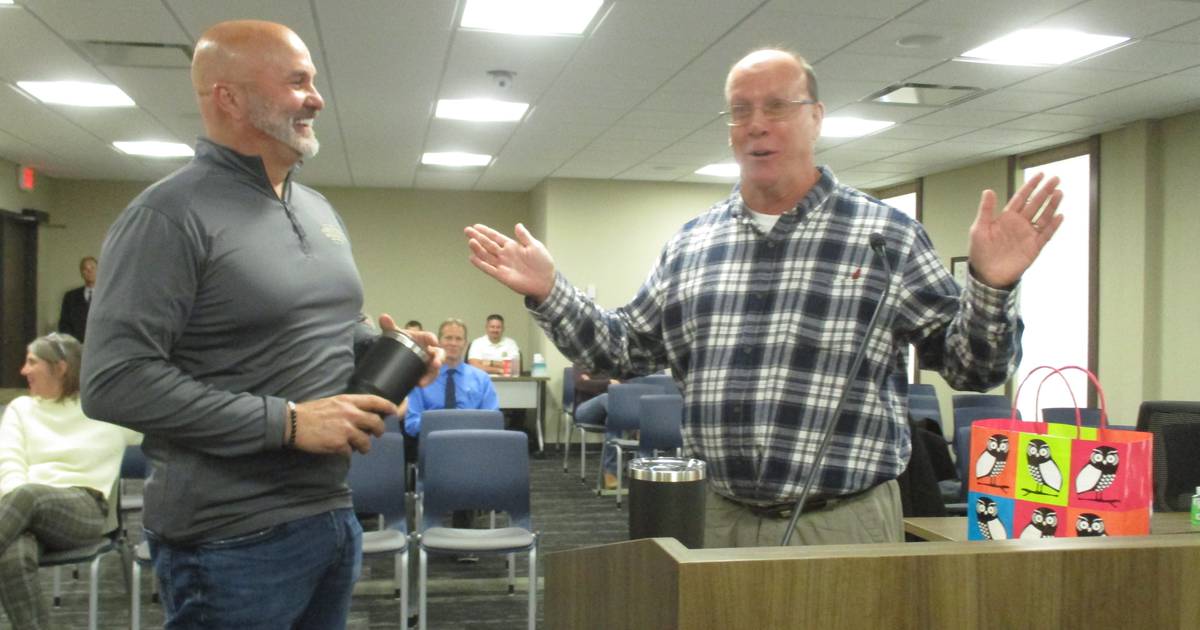 Yorkville mayor delivers swag to Kendall County sheriff – Shaw Local