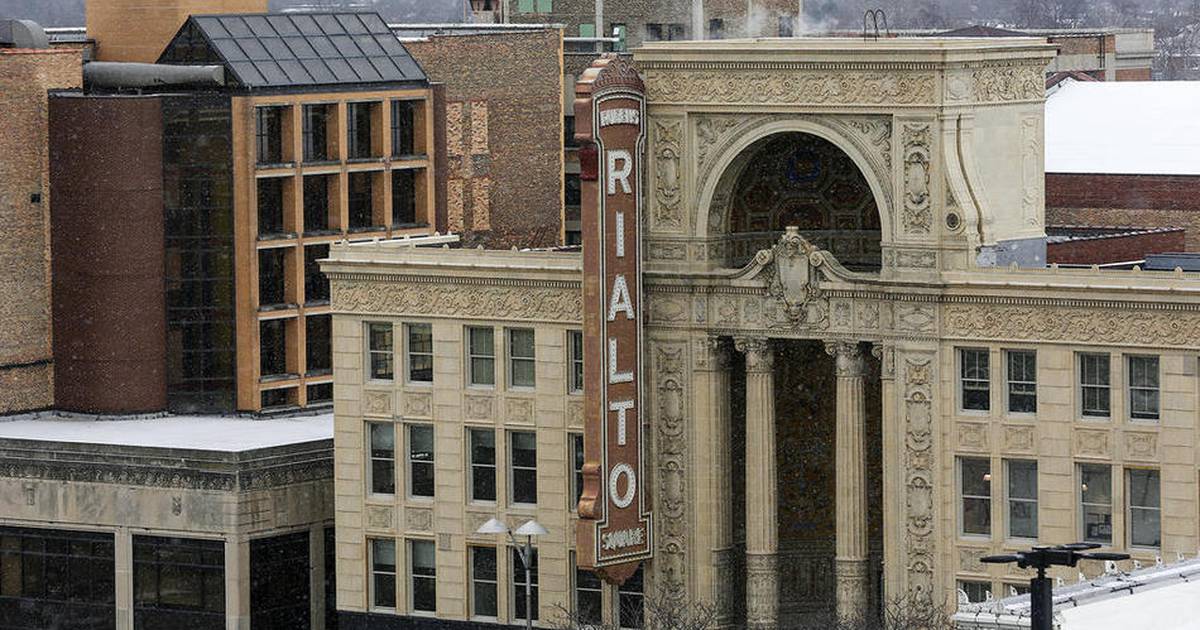 Rialto Square Theatre in Joliet bringing in unfinished marquee – Shaw Local