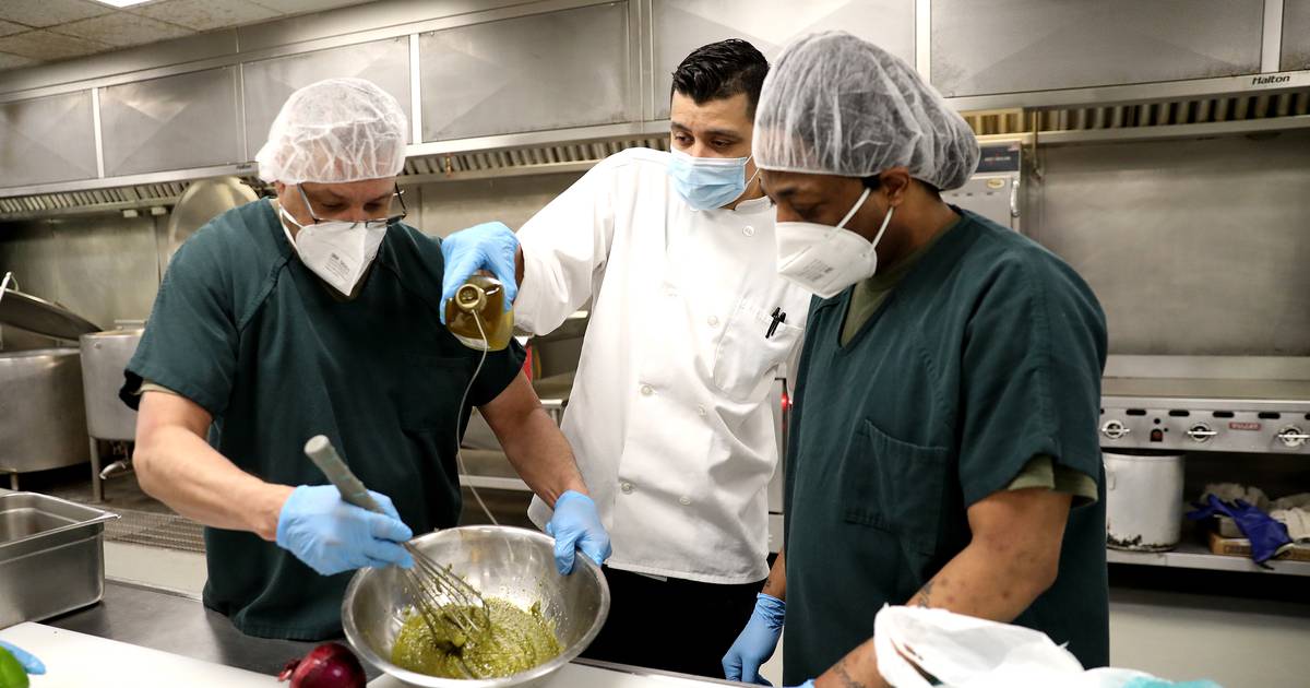 Photos: Kane County Jail detainees learn to cook – Shaw Local