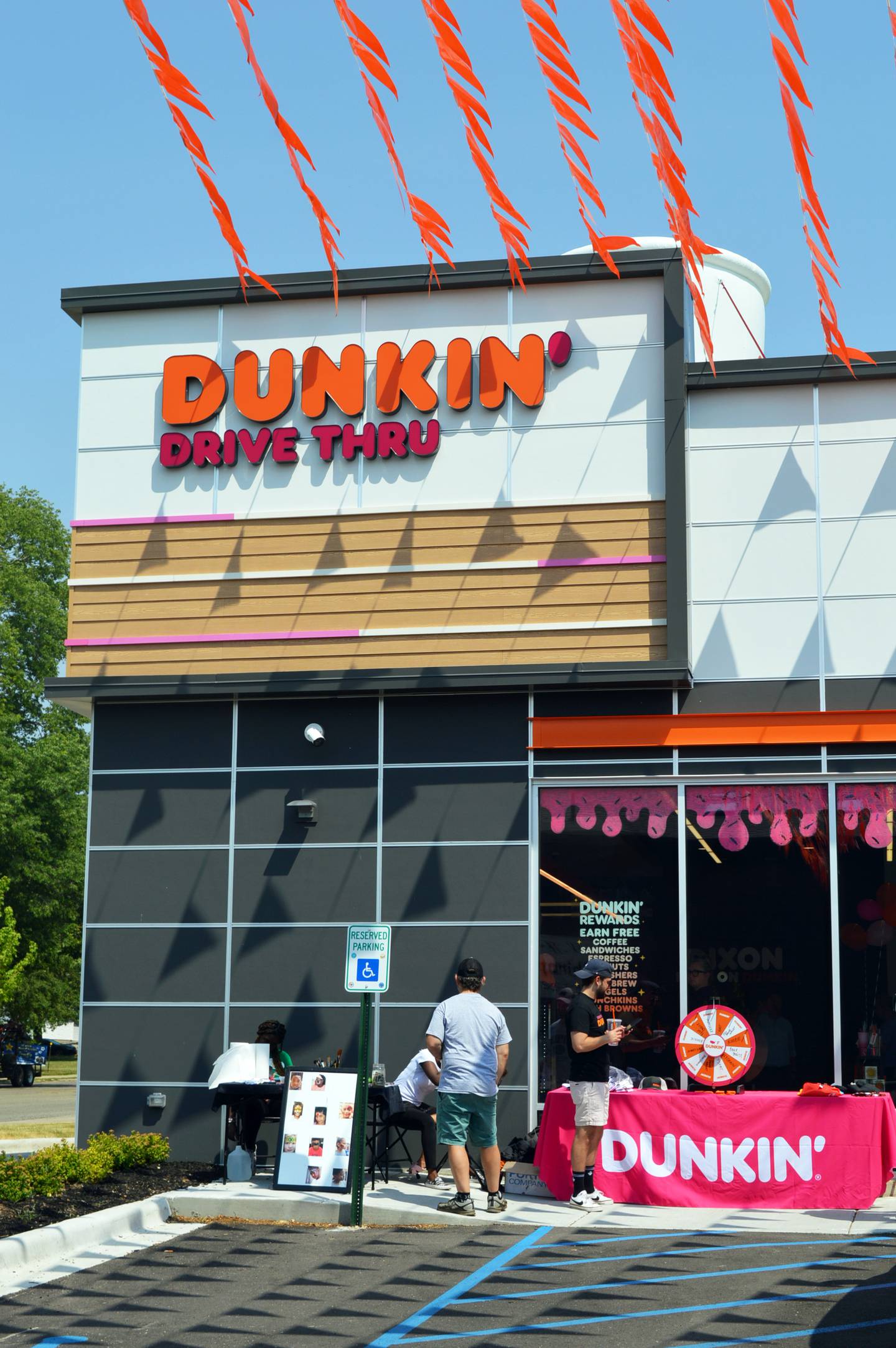 Doughnuts and dogs: Dunkin’ celebrates six months in Dixon – Shaw Local