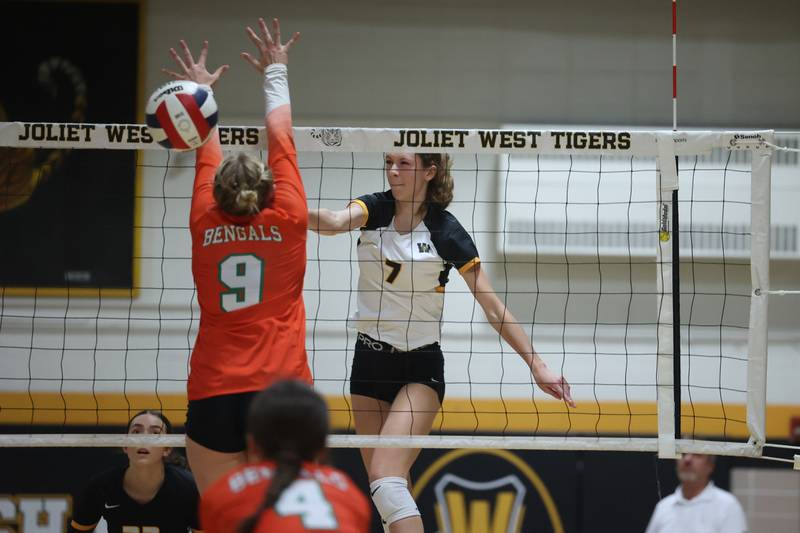 Photos: Plainfield East vs. Joliet West Regional Volleyball – Shaw Local