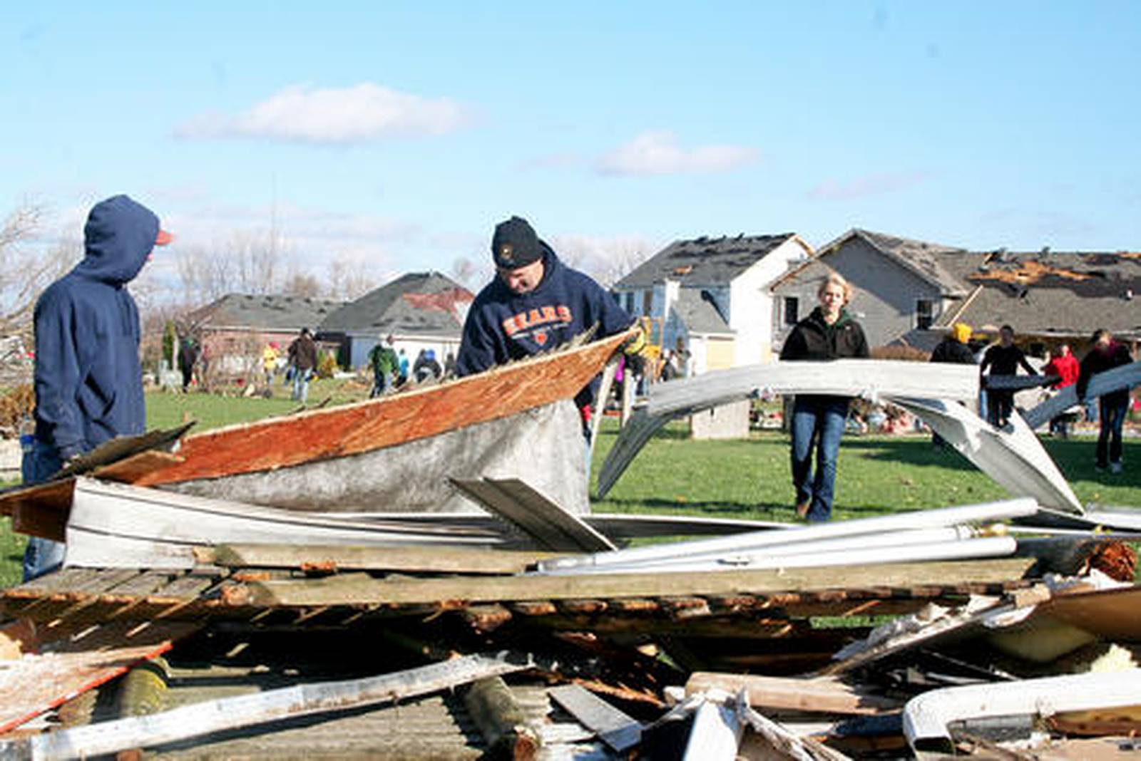 Volunteers turn out to help those affected by the tornado – Shaw Local