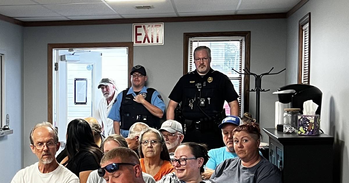 Waterman police chief walks out of meeting as village officials stay ...