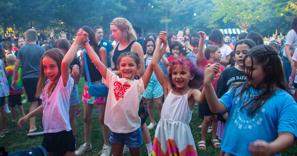 Swifties unite in Gurnee for dance party – Shaw Local