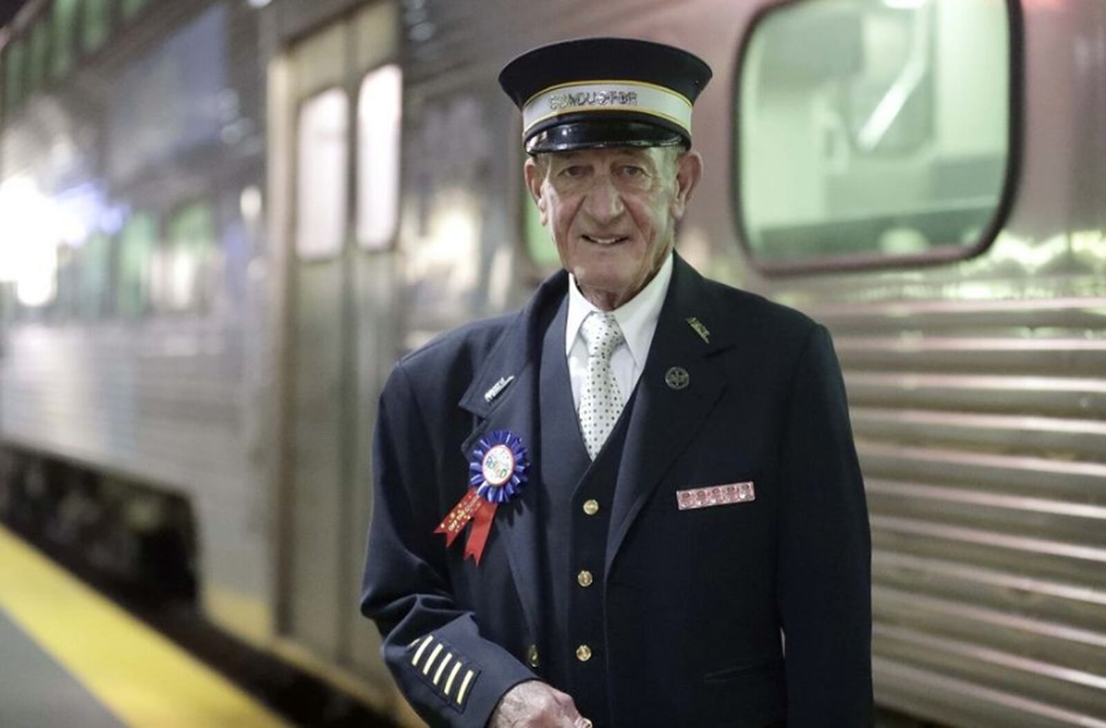 Riders, commuter and freight railroads pay tribute to beloved Metra ...