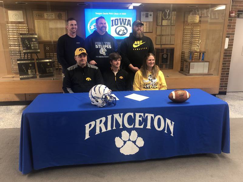 Photos: Teegan Davis signing – Shaw Local