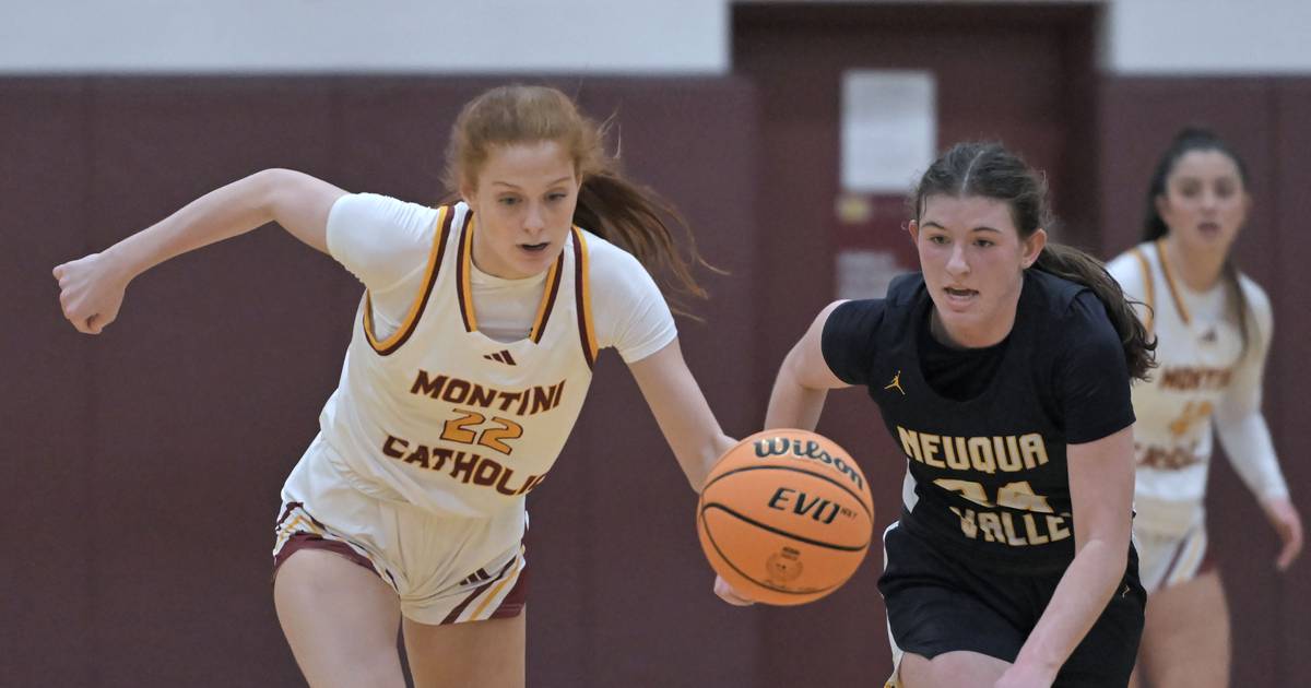 Photos: Montini vs. Neuqua Valley girls basketball in the Montini Christmas Tournament – Shaw Local
