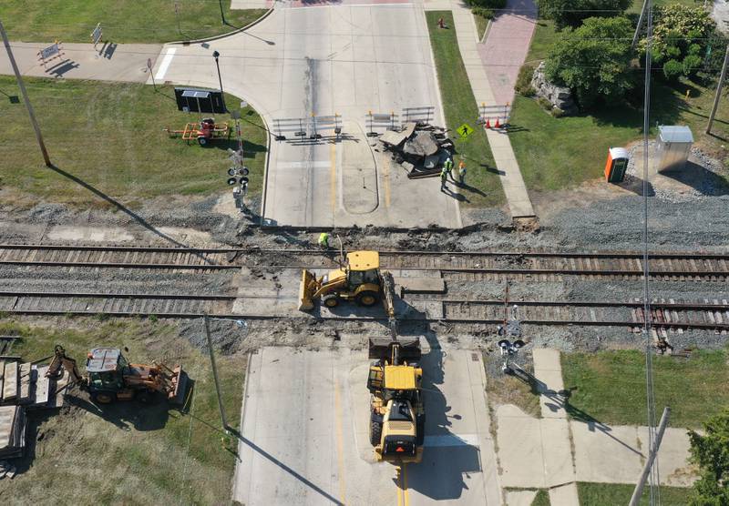 Photos: Crews replace train tracks on Route 178 in Utica – Shaw Local