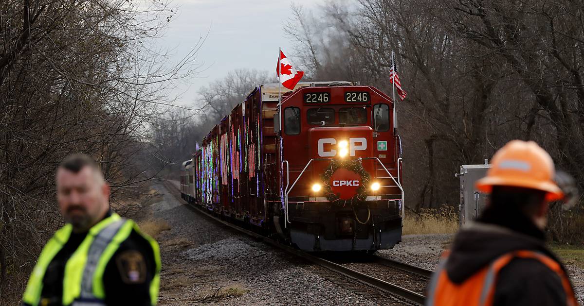 Photos: CPKC Holiday Train stops in Pingree Grove – Shaw Local