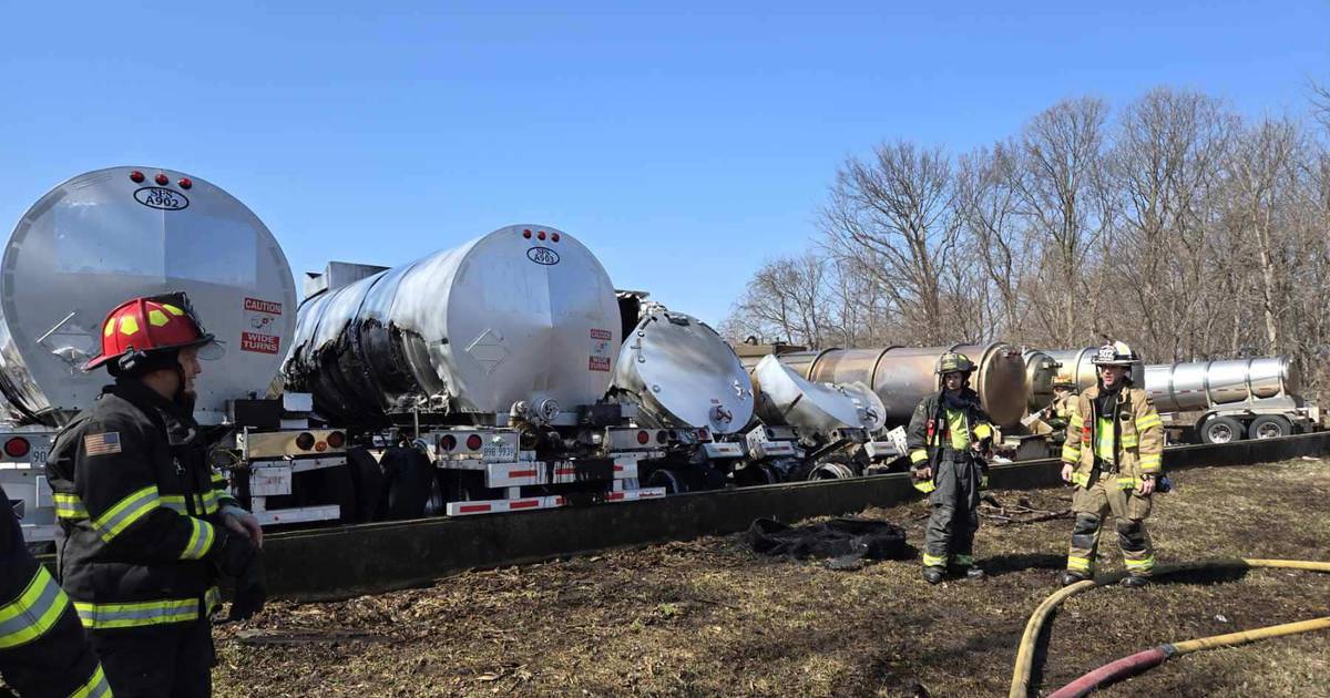 Walnut tanker trailers catch fire from brush fire – Shaw Local