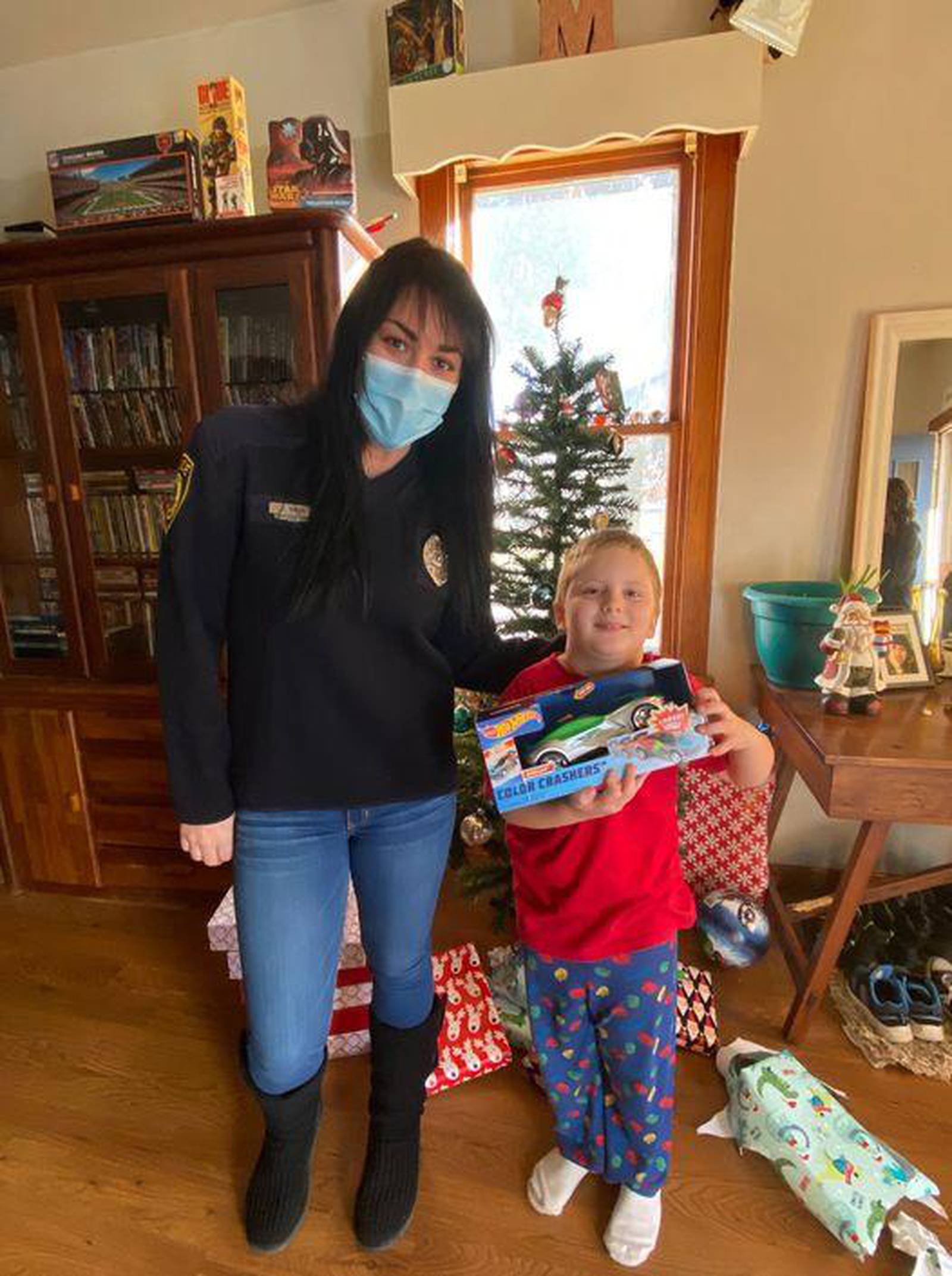 Spring Valley Police Officer steps up to help family in need – Shaw Local