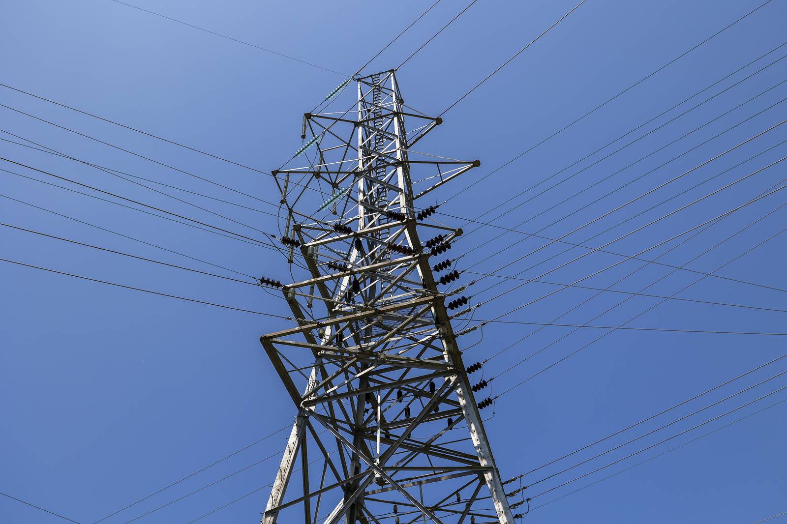 Photos: Dixon signs electrical contract – Shaw Local