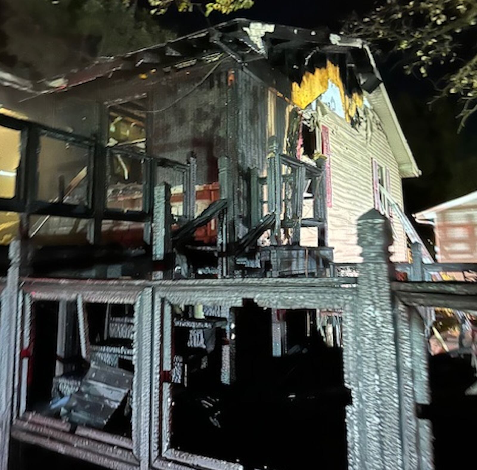 Firefighters quickly extinguish porch fire at Lake in the Hills home ...
