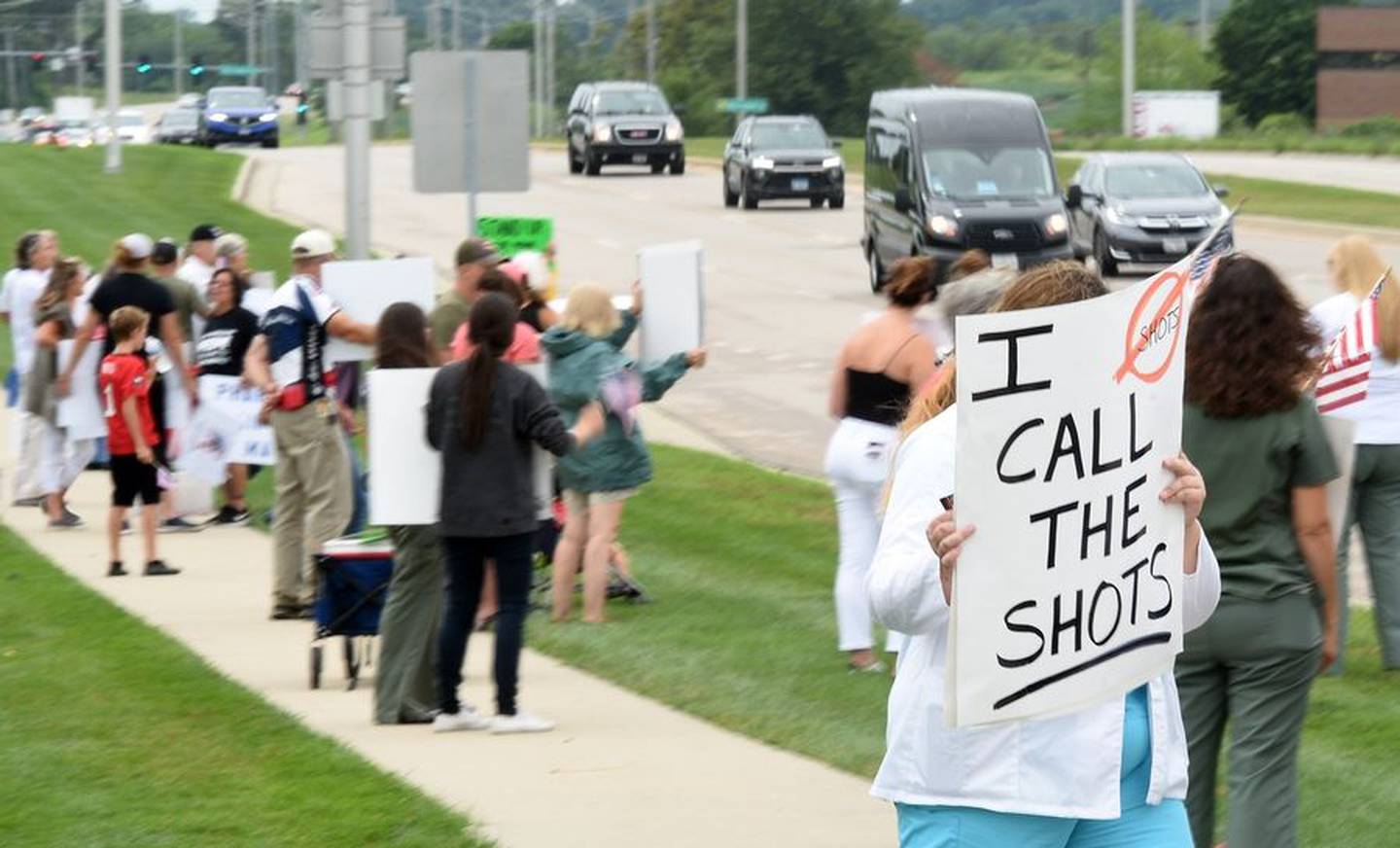 Nurses, protesters rally against hospital vaccine mandate in Elgin ...