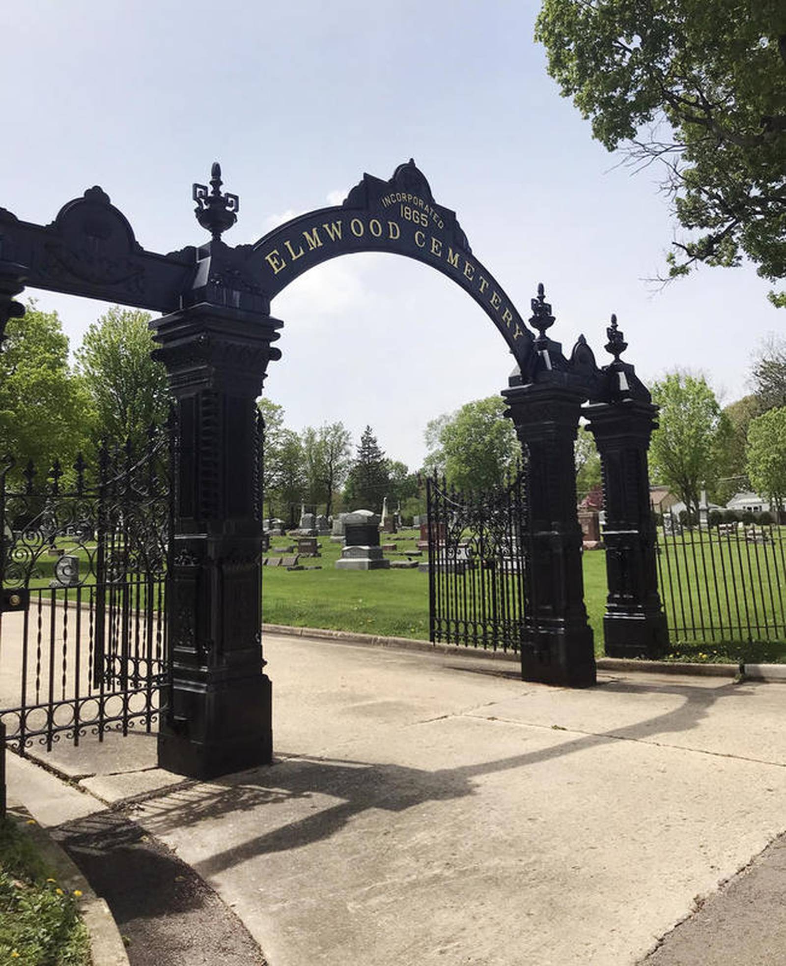 Elmwood Cemetery to restore 125-year-old historic iron fences – Shaw Local