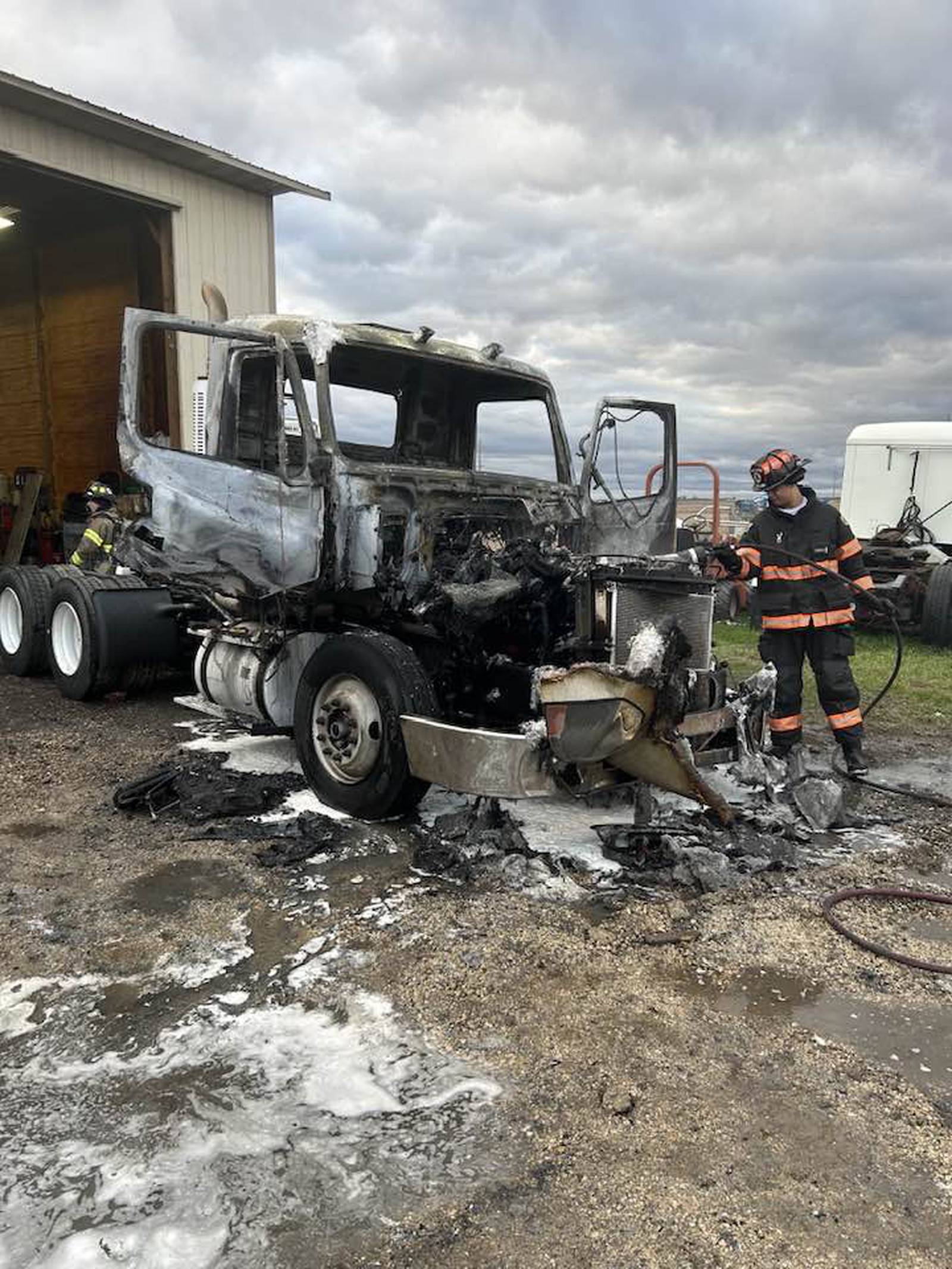 Semitrailer catches fire in mechanics shop near Ladd – Shaw Local