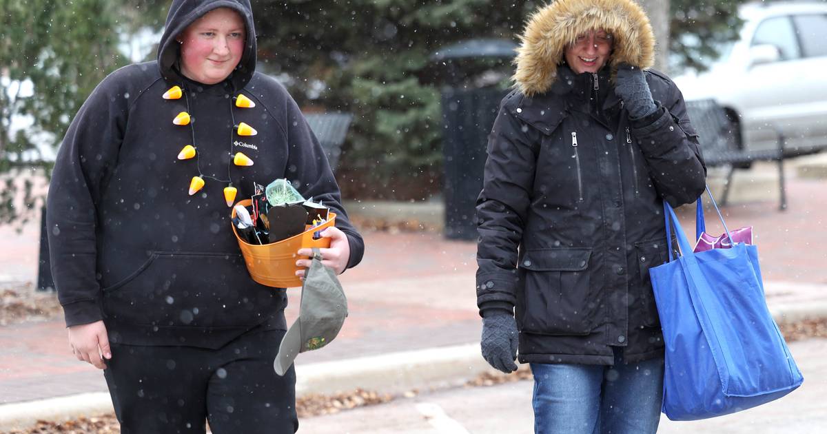 Snow squalls make for spooky cold Halloween Tuesday – Shaw Local
