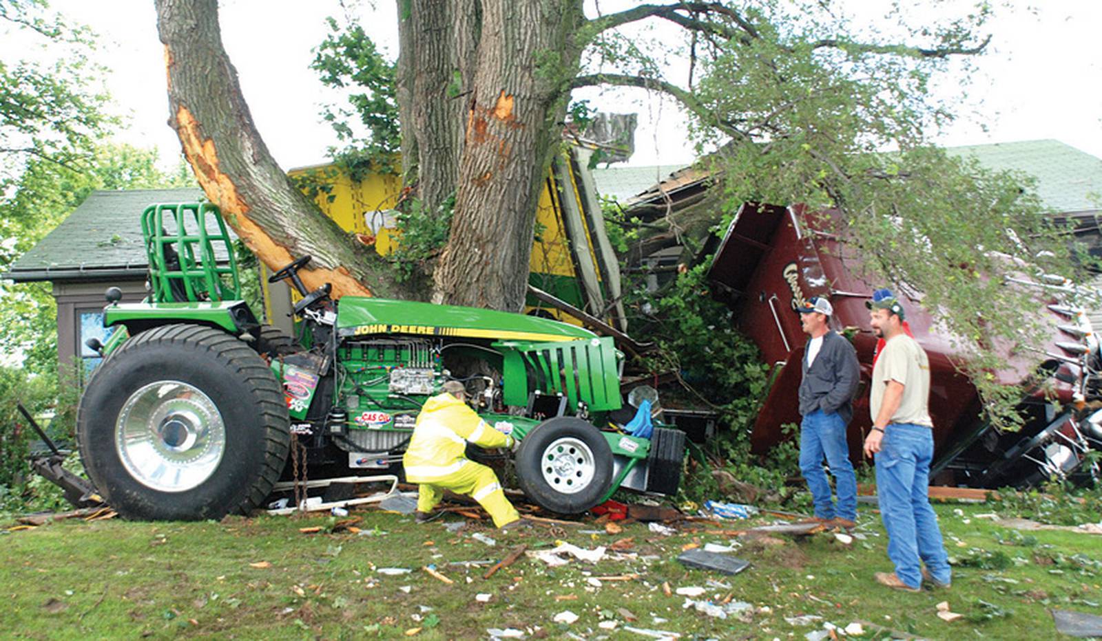 $130,000 tractor trashed in crash – Shaw Local