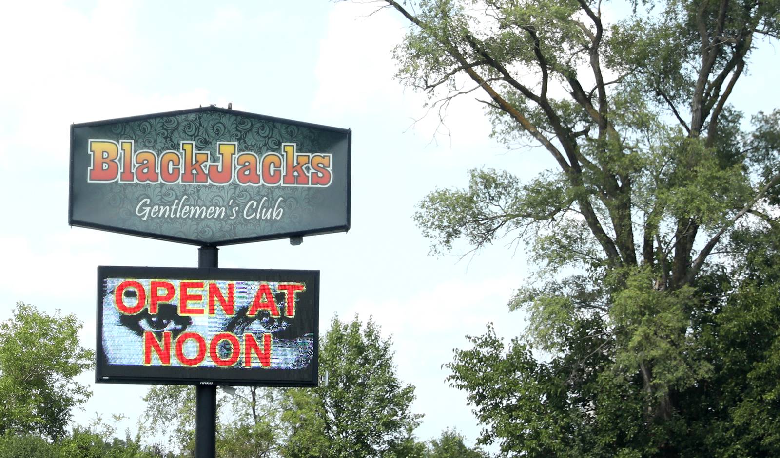 Kane County strip club gets long-sought liquor license, but fully nude ...