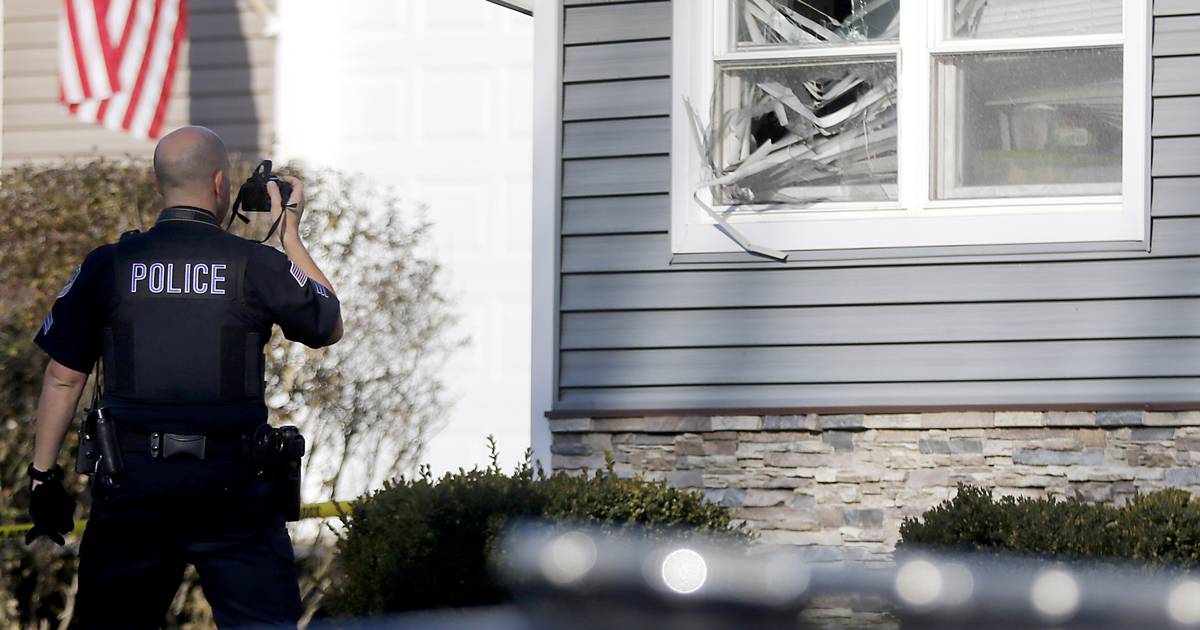 Photos: Johnsburg Police at the home of overnight standoff – Shaw Local