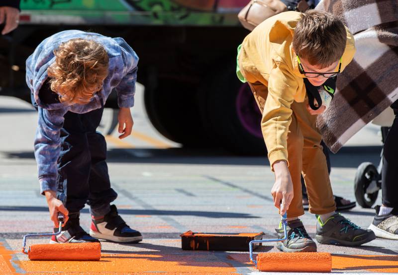 Photos: Volunteers Paint the Riverside with the St. Charles Arts Council – Shaw Local