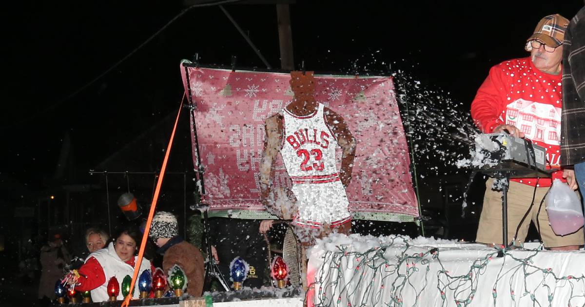 Photos: Peru lights up the night with Christmas parade – Shaw Local