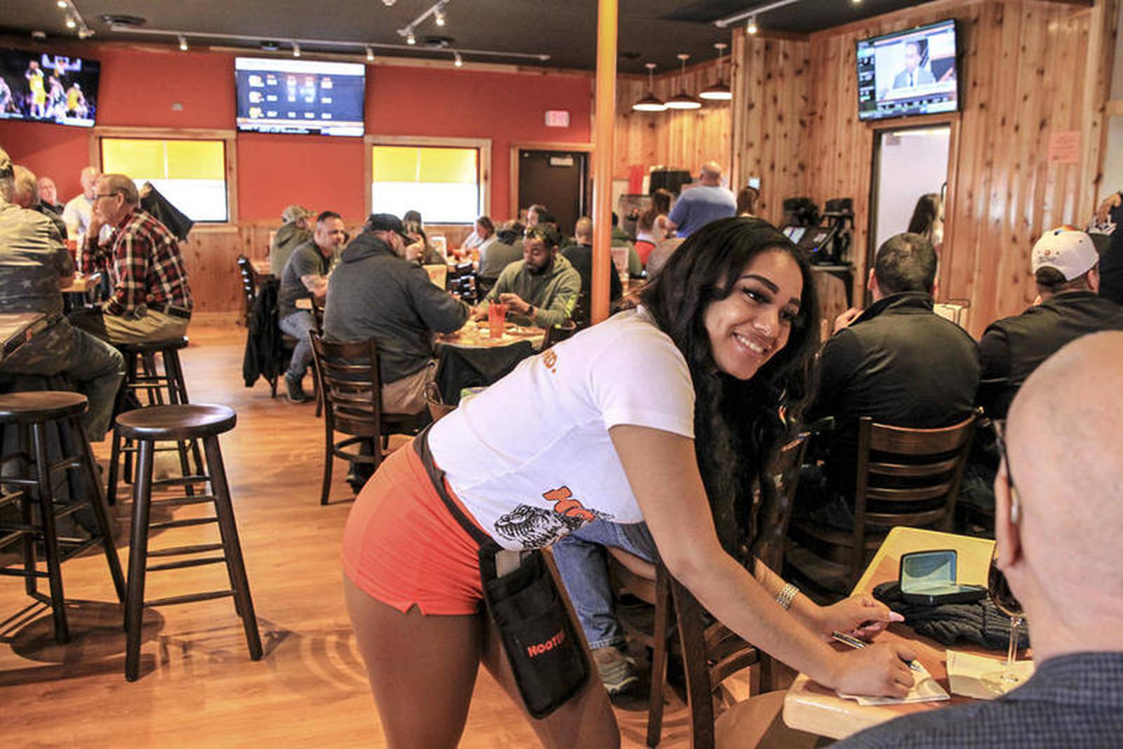 Hooters reopens, draws back loyal customers, staff – Shaw Local